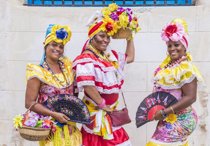 Mujeres Cubanas Posando Para Turistas Foto de archivo editorial ...