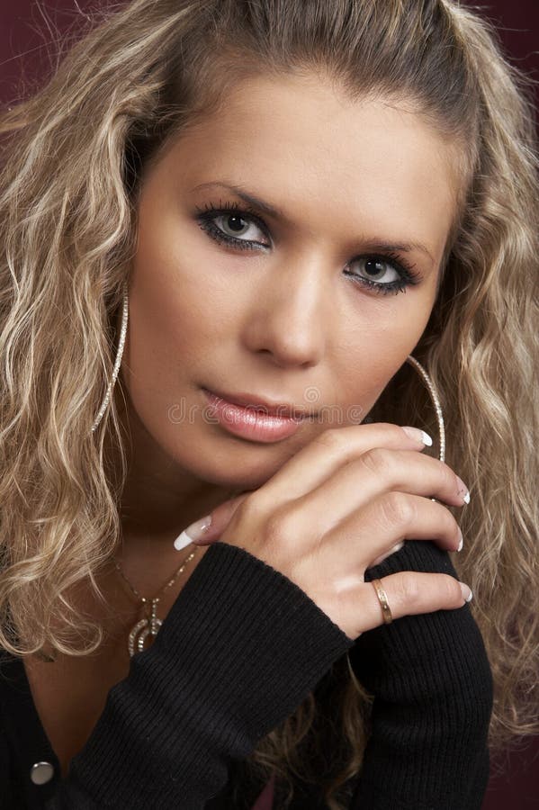 Retrato De Una Mujer Joven Foto De Archivo Imagen De Sensual 3721578