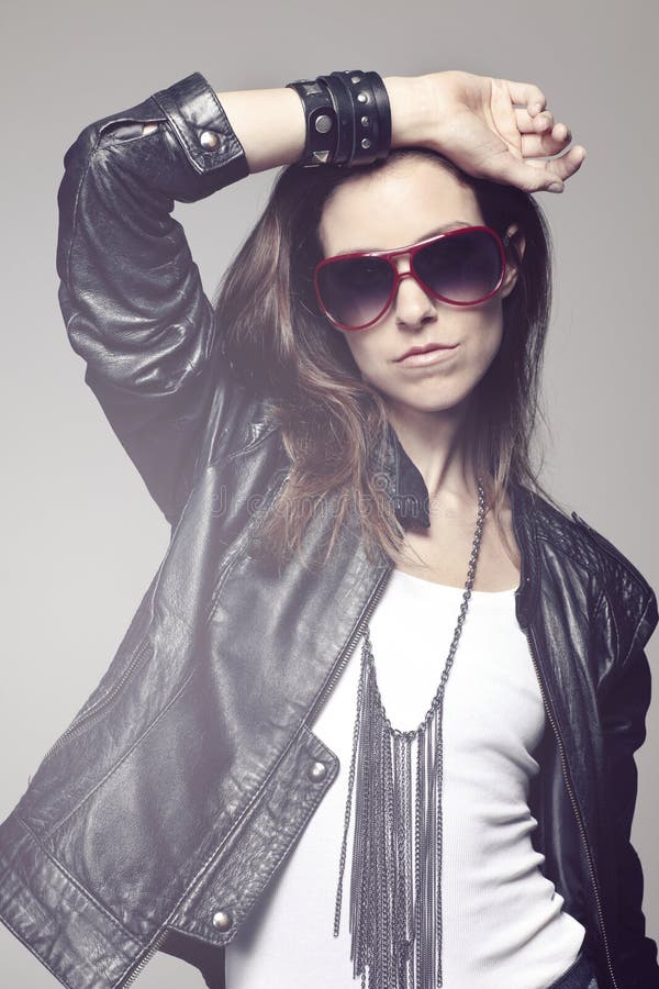 Retrato De Una Mujer Joven Con Una Mirada De La Roca Imagen de archivo ...
