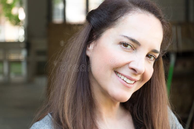 Mujer Del Retrato 45 Años En La Calle, Al Aire Libre Foto de archivo ...