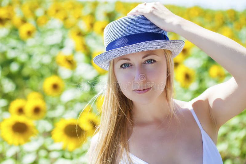 Retrato De Una Mujer Rubia Joven Hermosa En Un Vestido Blanco En A Imagen De Archivo Imagen De