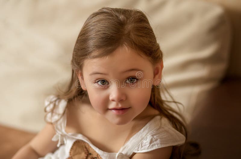 Niña Sonriente Hermosa Con El Pelo Rizado Rubio Largo Imagen De Archivo