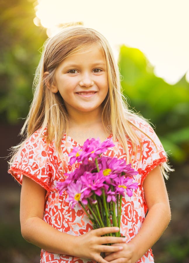Retrato De Una Niña Linda Sonriente Con Las Flores Foto de archivo ... Retrato De Una Niña Linda Sonriente Con Las Flores Foto de archivo ...