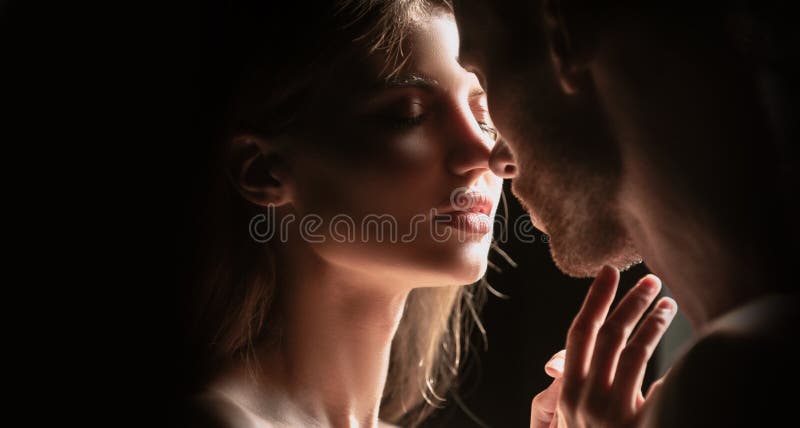 Retrato De Una Pareja Encantadora Joven Novia Sensual Feliz De Recibir