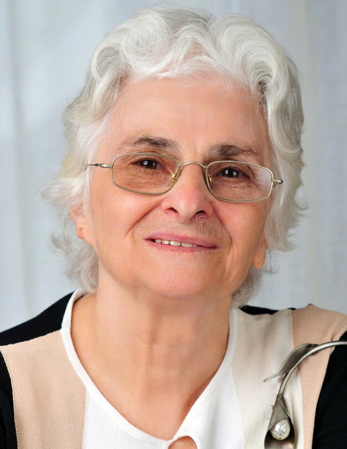 Retrato De Una Señora Mayor Feliz Foto de archivo - Imagen de pelo ...