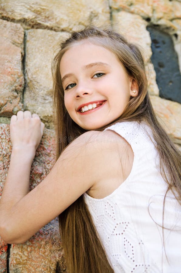 Retrato Del Adolescente Sonriente Adorable De La Colegiala Del Niño De
