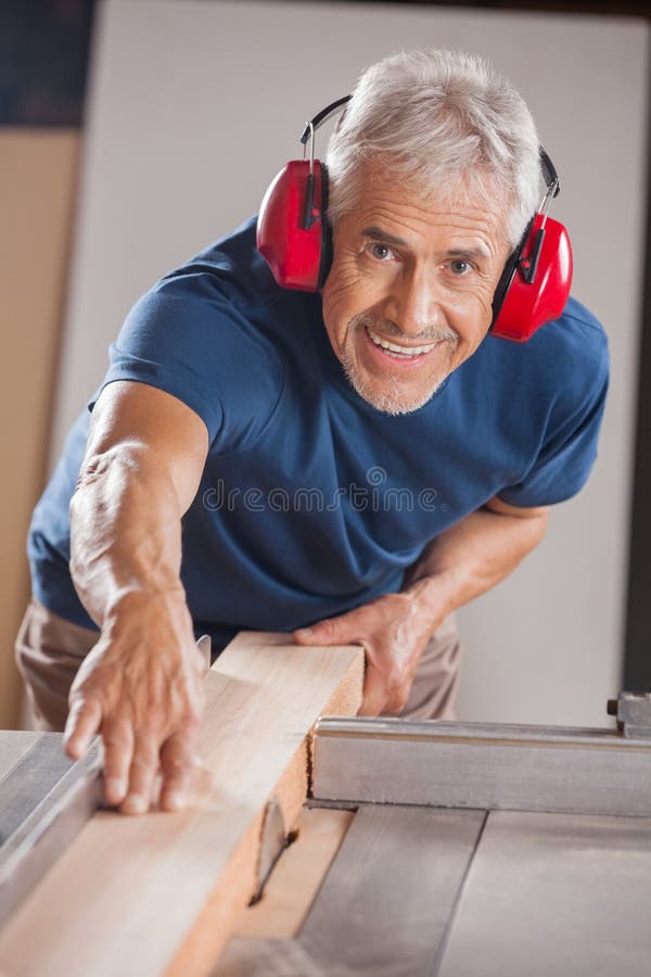 Retrato Del Carpintero Cutting Wood with Tablesaw Imagen de archivo ...