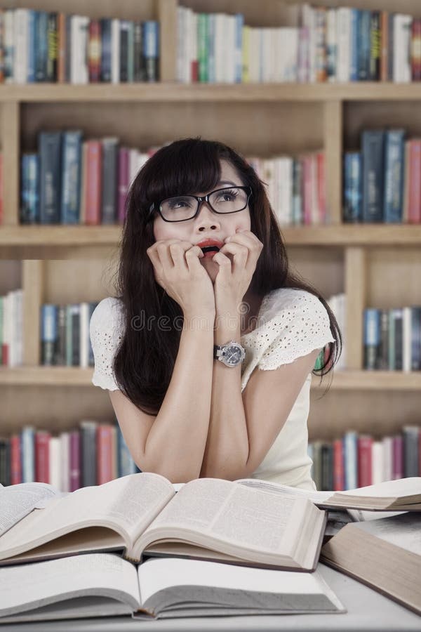 Estudiante Universitario Asustado Foto de archivo - Imagen de sentada ...