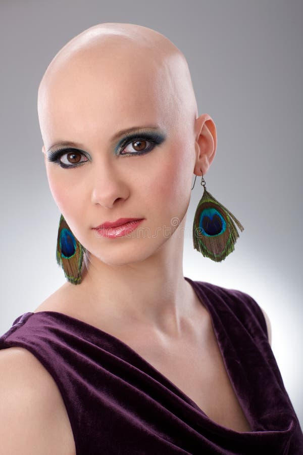 Retrato Del Estudio De La Mujer Sin Pelo Imagen de archivo - Imagen de ...