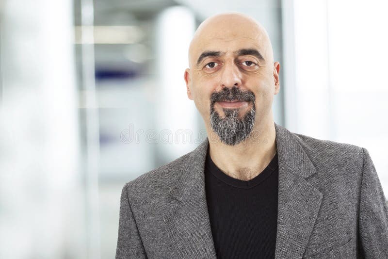 Hombre Musulmán árabe Con El Retrato De La Barba Foto de archivo ...