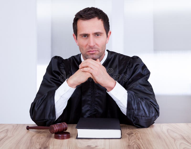 Retrato Del Juez Masculino Serio Foto de archivo - Imagen de culpable ...