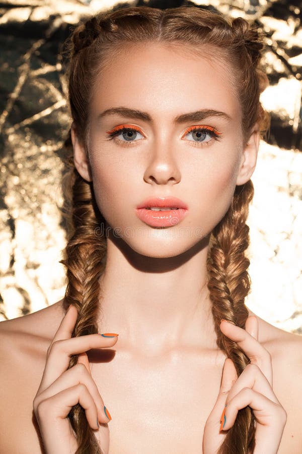 Retrato Del Modelo Atractivo Hermoso Joven De La Muchacha Con Belleza Fresca Natural Foto De