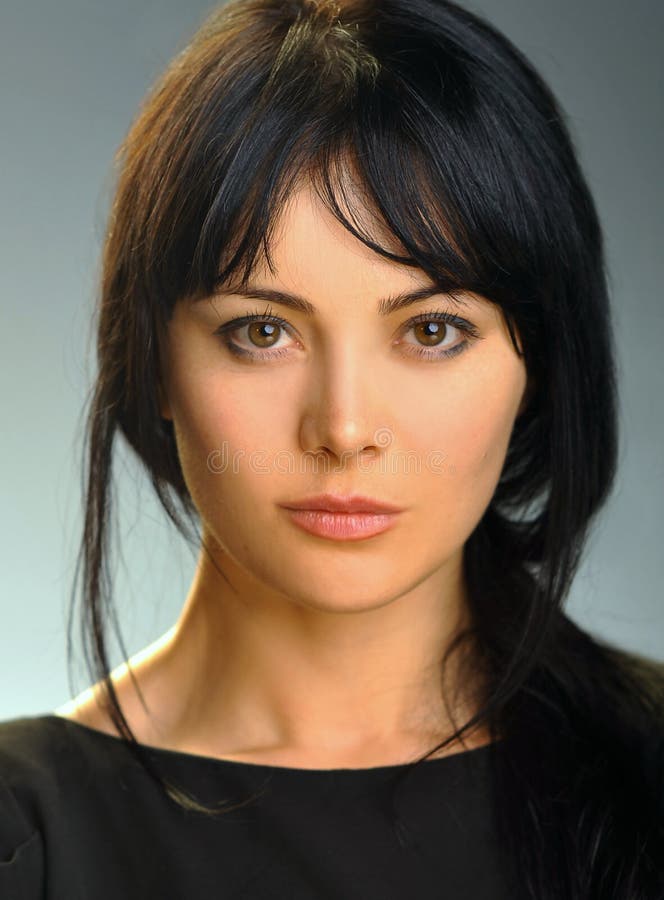 Retrato Del Modelo Moreno Joven Foto de archivo - Imagen de alto ...