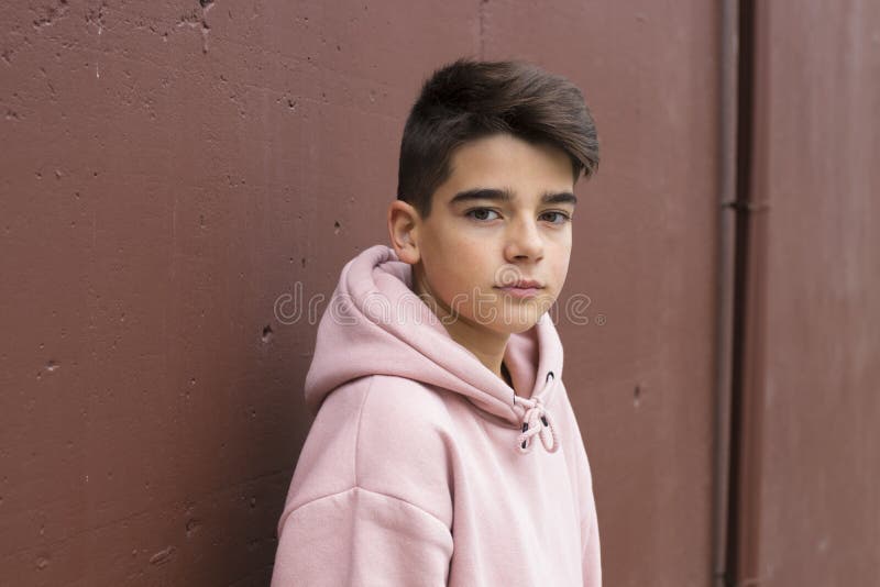 Retrato Del Preadolescente Joven En La Pared Foto de archivo - Imagen ...