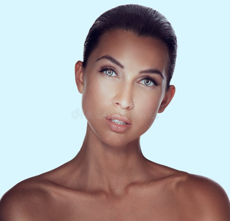 Retrato Del Primer De La Mujer Joven Morena Atractiva Con GR Hermoso ... Retrato Del Primer De La Mujer Joven Morena Atractiva Con GR Hermoso ...