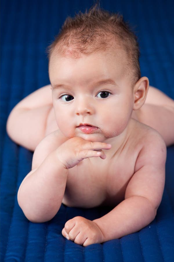 Retrato Del Primer Del Bebé Sonriente Lindo Imagen de archivo - Imagen ...