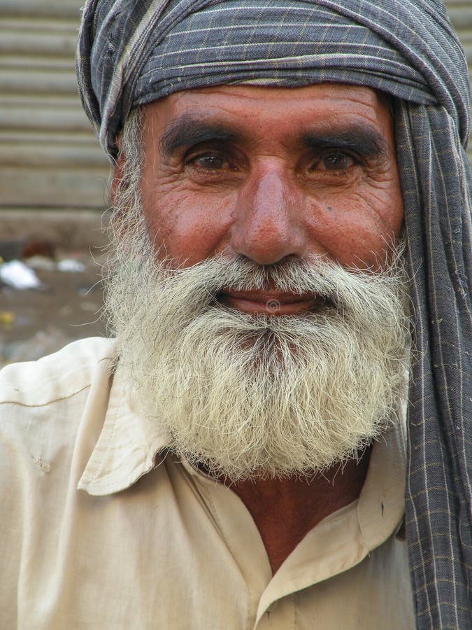 Menino Novo Do Mendigo Do Retrato Na Rua Em Leh, Ladakh India Imagem de ...
