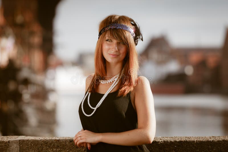 Retrato Do Estilo Da Mulher In1920s Da Menina Do Flapper Exterior ...