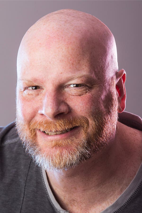 Homem calvo com uma barba foto de stock. Imagem de adulto - 42624080