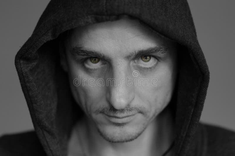 Retrato Do Homem Com Olhos Azuis Na Capa Foto de Stock - Imagem de ...