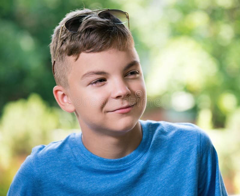 Retrato Do Menino Adolescente Foto de Stock - Imagem de parque, bonito ...