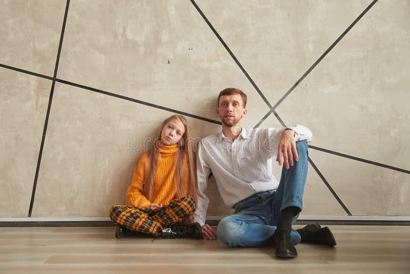 Retrato Do Pai E Da Filha Sentados Juntos Foto De Stock Imagem De