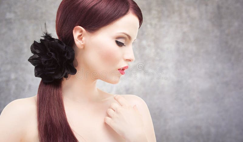 Retrato Elegante De Una Mujer Imponente Foto de archivo - Imagen de ...