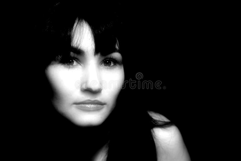 Retrato en la obscuridad foto de archivo. Imagen de contraste - 611864