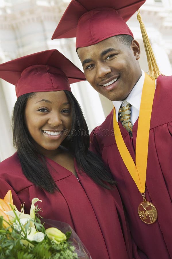 Retrato Exterior De Dois Graduados Foto de Stock - Imagem de anos ...