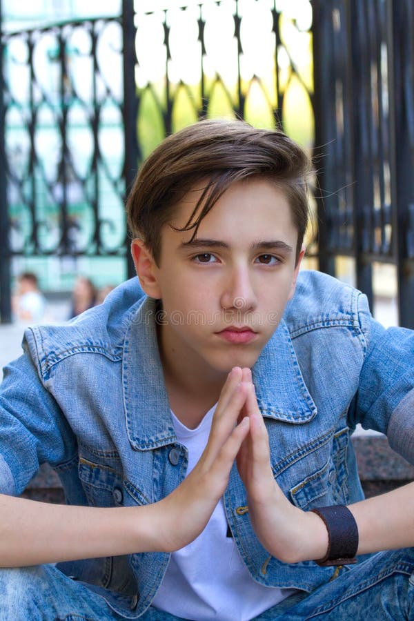 Retrato Exterior Do Menino Adolescente Imagem de Stock - Imagem de ...