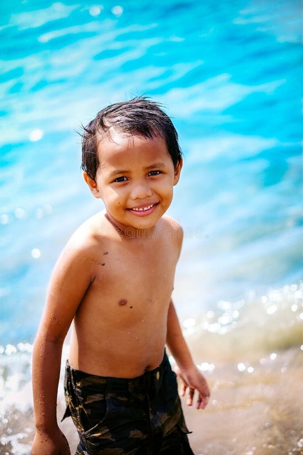 Retrato Feliz De Uma Menina Bonito Na Praia Imagem De Stock Imagem De