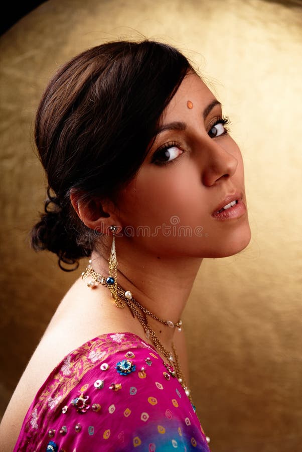 Retrato Indio De La Belleza De La Mujer Imagen de archivo - Imagen de ...