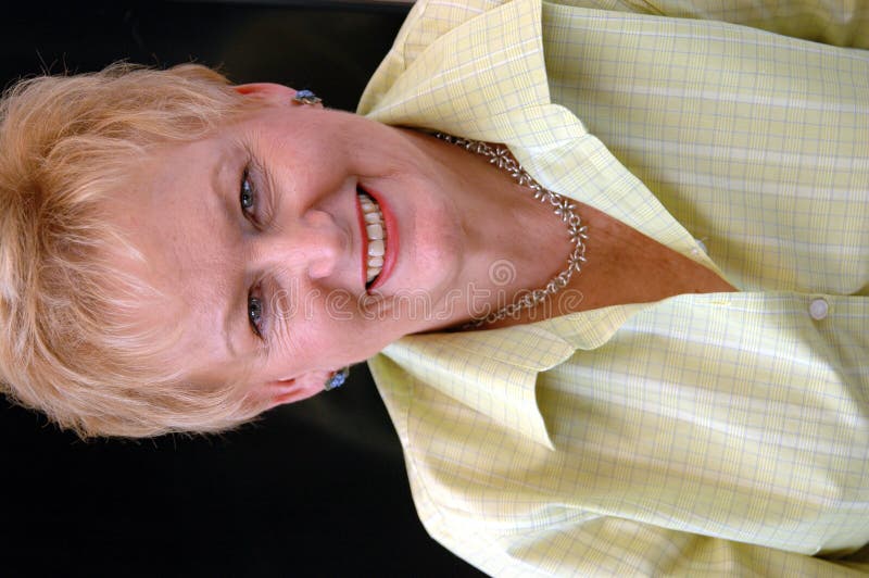 Retrato Mayor Feliz De La Mujer Imagen de archivo - Imagen de riéndose ...