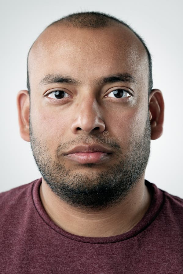 Retrato De Um Homem Normal Que Sorri Sobre O Fundo Cinzento Foto de ...