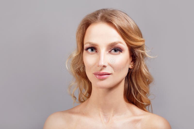 Retrato Surpreendente Da Mulher Menina Bonita Com Cabelo Ondulado Longo