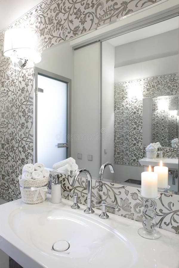 Retrete Europeo Brillante Y Limpio Foto de archivo - Imagen de limpio ...