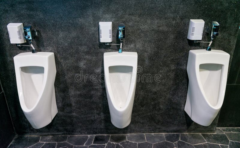 Pequeños retretes modernos foto de archivo. Imagen de urbano - 34410280