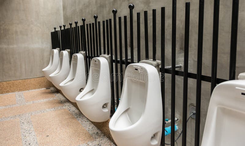 Pequeños retretes modernos foto de archivo. Imagen de urbano - 34410280