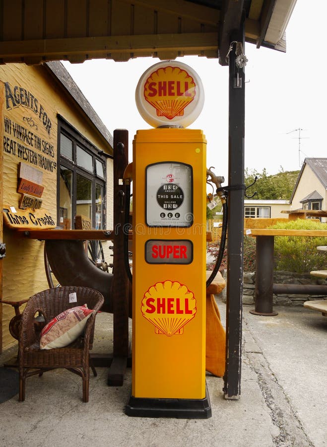 Retro Benzinepomp redactionele fotografie. Image of reis - 96457012