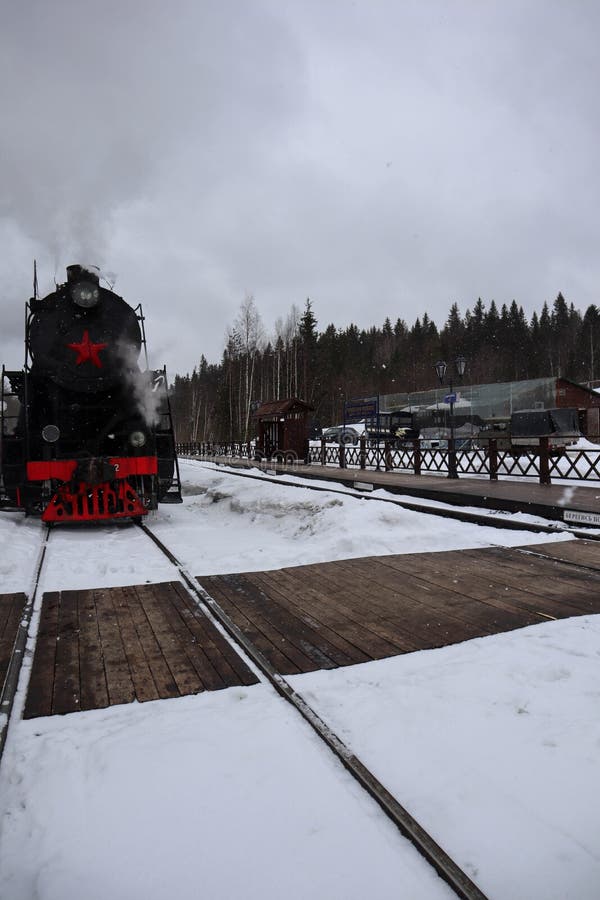 Retro-Dampflok Im Winter Auf Dem Bahnhof Stockbild - Bild von weinlese ...