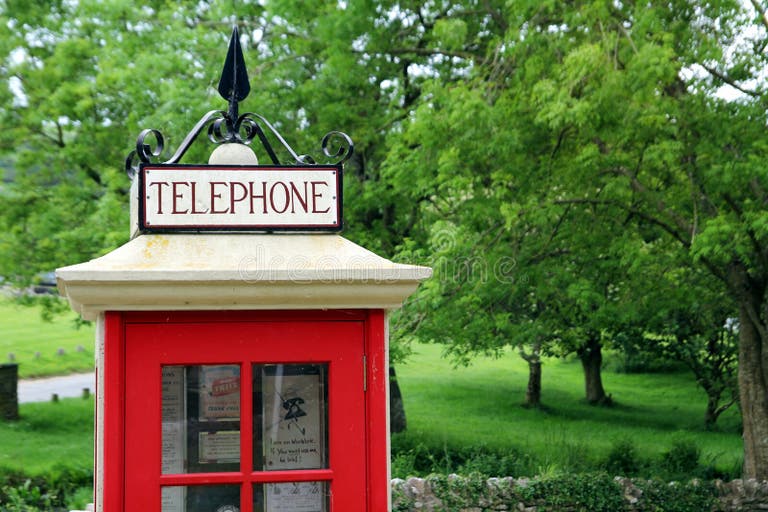 Retro Engelse telefooncel redactionele foto. Image of verlaten - 109294156