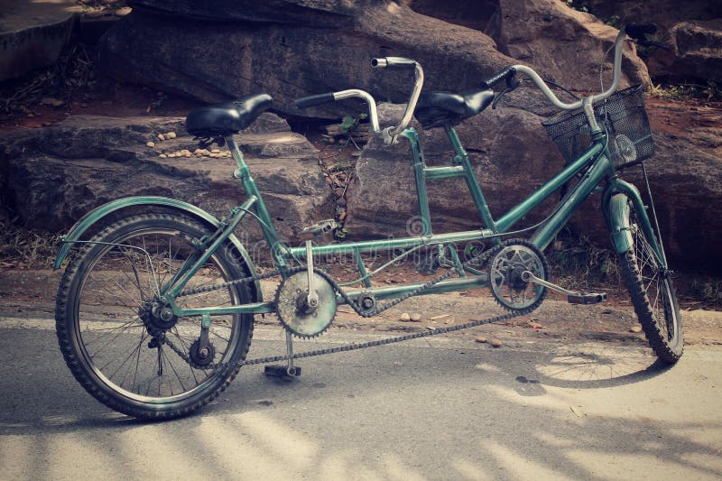 Retro fiets achter elkaar stock afbeelding. Image of grappig - 36151239