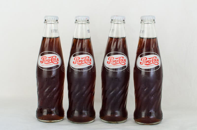 Retro Flaskor Av Sodavattenpopet Redaktionell Arkivbild - Bild av ...