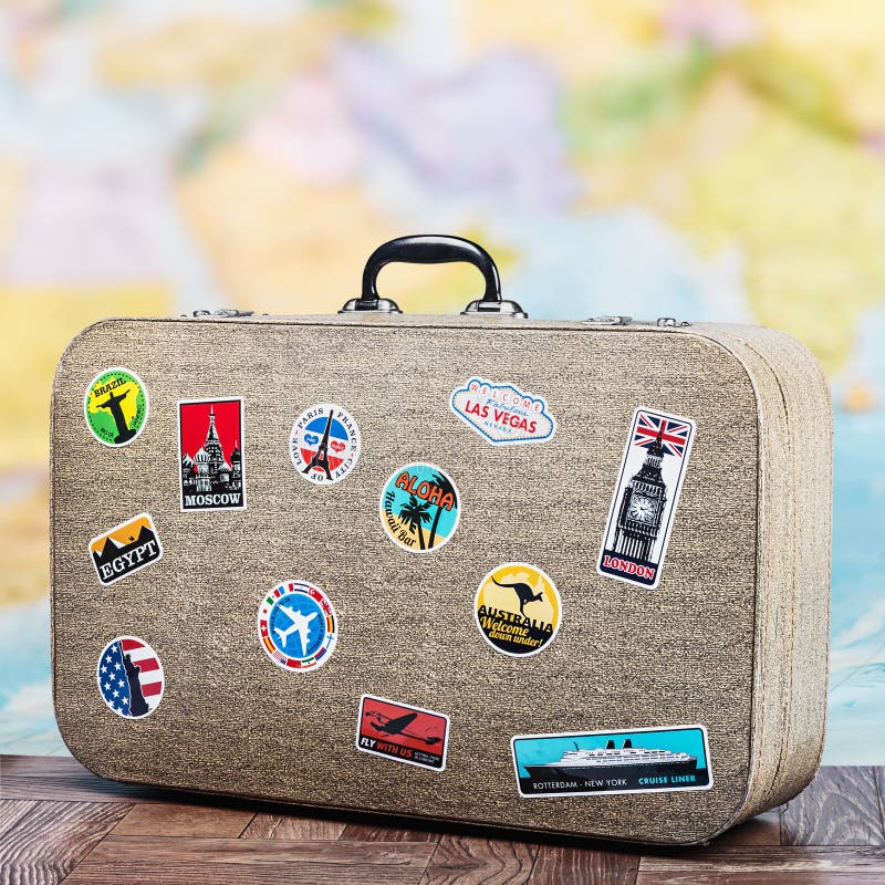 Retro- Koffer Mit Aufklebern Auf Dem Boden Stockbild - Bild von ...