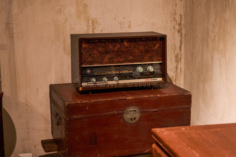 A Retro Traditional Vintage Radio Editorial Photography - Image of ...