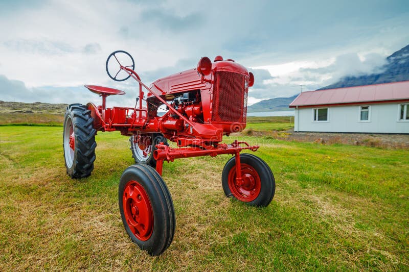 Retro Traktor Auf Dem Island-Feld Stockbild - Bild von stärke ...