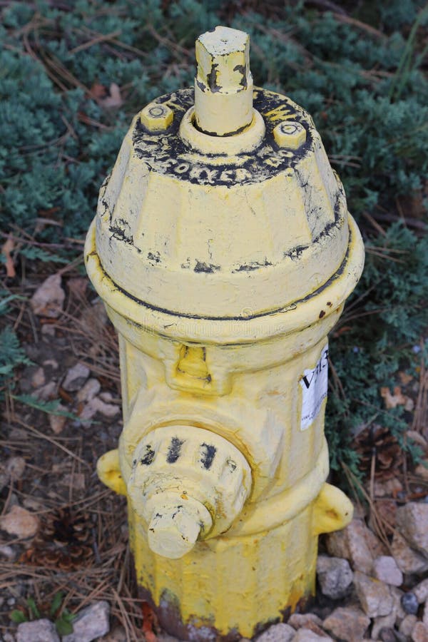 Antieke Gele Brandkraan stock afbeelding. Afbeelding bestaande uit ...