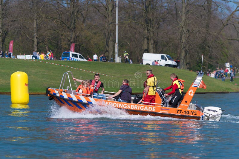 Rettungsboot In Der Aktion In Meer Stockfoto - Bild von wellen, meer ...