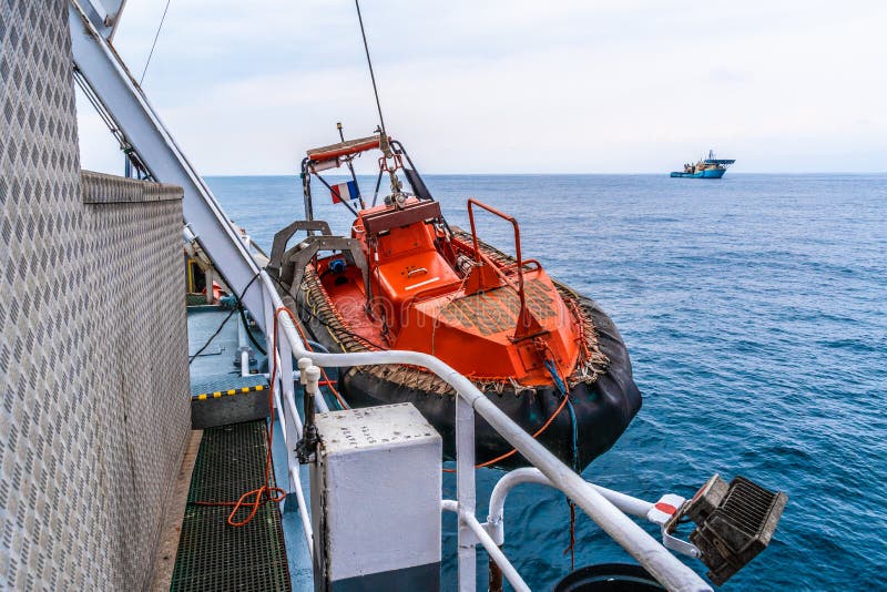 Rettungsboot Oder FRC-Rettungsboot Im Schiff in Meer Dsv Schiff Ist Auf ...