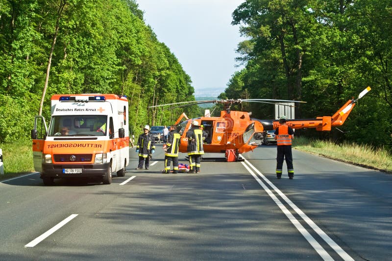 Rettungseinsatz Nach Einem Autounfall Stockbild - Bild von patient ...